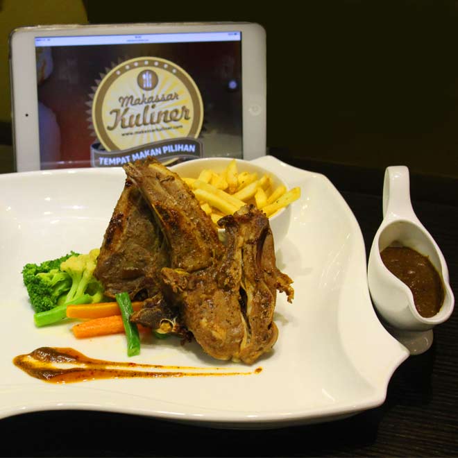 Best Western Sajikan Menu Chef Salad, Seafood Pizza, Grill Salmon ...