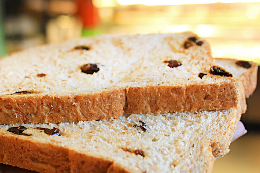 Enaknya Roti Gandum Kismis Hoshi | Makassar Kuliner