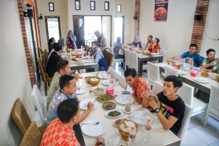 Ada Seafood dan Ikan Bakar lezat di RM Perahu Layar | Makassar Kuliner